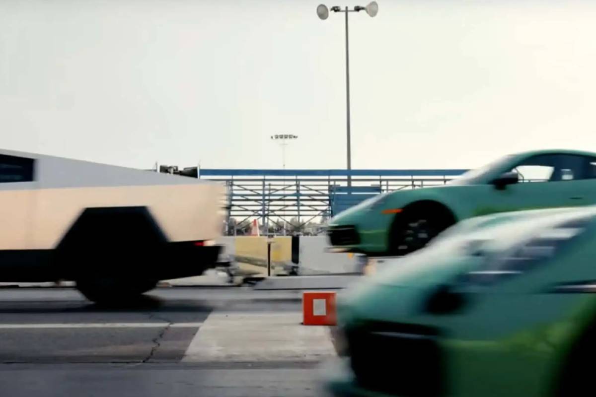 StriveME - فيديو.. تسلا تهين بورشه 911 بمشهد غريب وغير مألوف في سباق دراق شيق